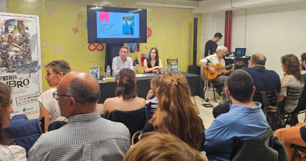 El Dr. en Historia Juan Pablo Ramis lanzó su nuevo libro en la Feria ...